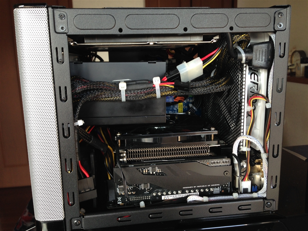 価格.com - 『右側面写真』JONSBO V6S [Silver] hatucocoさんのレビュー・評価投稿画像・写真「小型高性能PCを ...