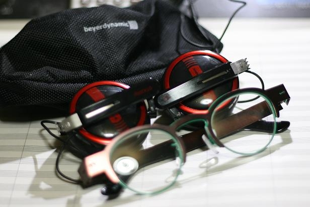 価格.com - 『メタルフレームのメガネとのコーデもバッチリ～♪』beyerdynamic DTX 300 p BR [ブラック/レッド ...
