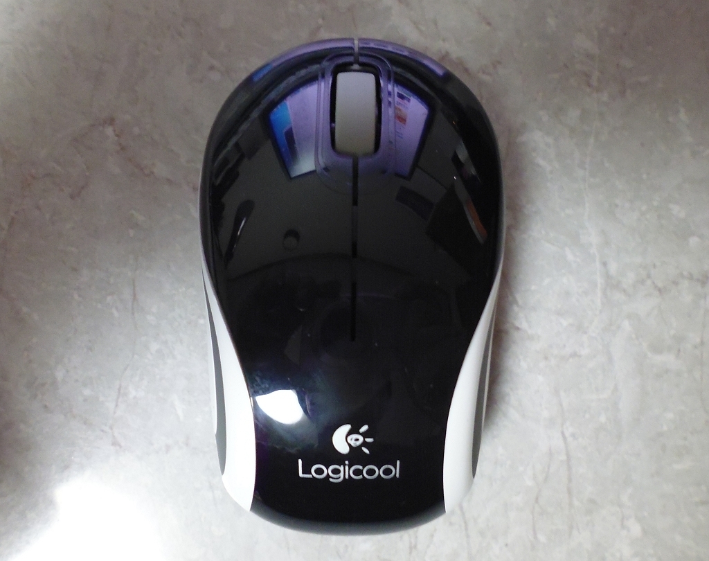 価格.com - 『テカテカしてます』ロジクール M187BK [ブラック] kokonoe_hさんのレビュー・評価投稿画像・写真「シャチみたいなデザインの小型マウスです。」[320769]