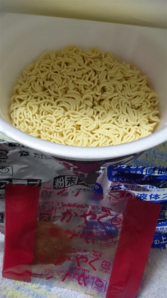 価格.com - 『内容物は、麺、かやく、粉末スープ、液体スープです。』東洋水産 ごつ盛り 豚骨醤油ラーメン 122g ×12食 Tio Platoさんのレビュー・評価投稿画像・写真「満腹感を ...