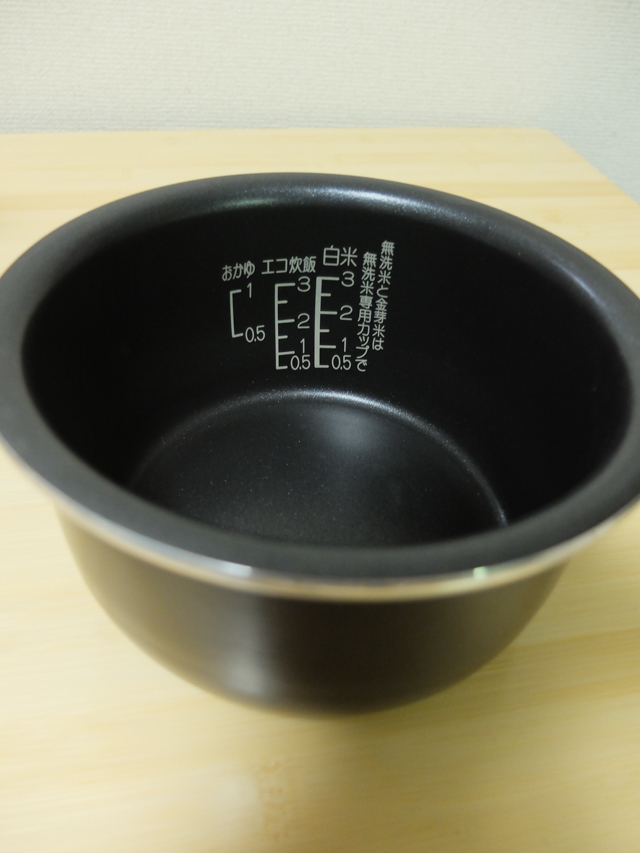 価格.com - 『5mmの黒厚釜。しっかりしているのが嬉しい。』象印 極め炊き NL-BT05 多賀一晃さんのレビュー・評価投稿画像・写真「お米の水加減が身につく炊飯器」[352895]