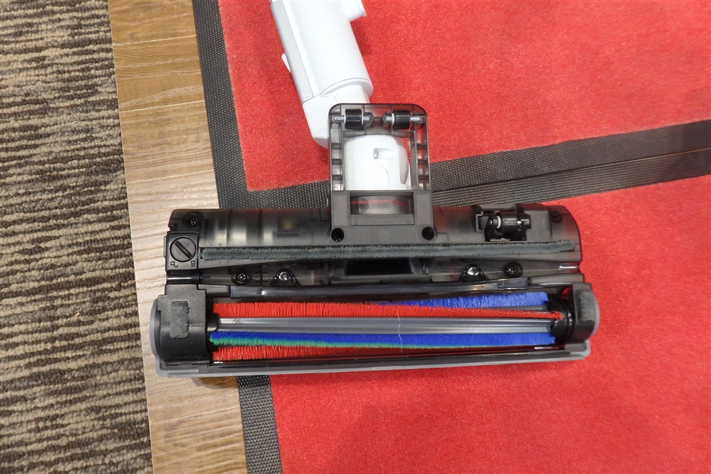 価格.com - 『クリーナーヘッド裏面』アイリスオーヤマ KIC-BTP2 神野恵美さんのレビュー・評価投稿画像・写真「極細ホースで小回りもいい！業界最軽量級1.8キロのキャニスター ...