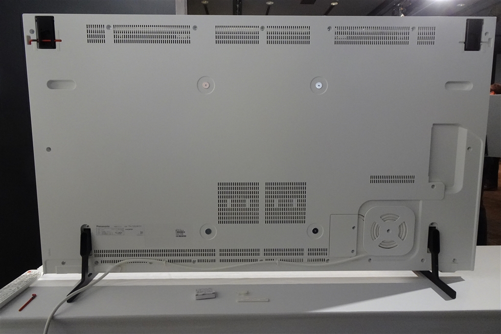 価格.com - 『ディスプレー部裏側。スタンド使用時』パナソニック VIERA TH-55LW1 [55インチ] 神野恵美さんのレビュー・評価投稿画像・写真「チューナーはワイヤレス接続！壁に ...