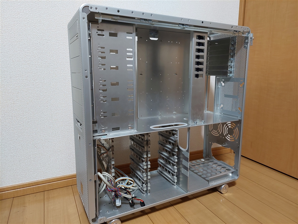 価格.com - 『上段に5インチベイとマザーボードが、下段に3.5インチベイと電源を搭載』LIAN LI PC-V2000 只人さんの ...