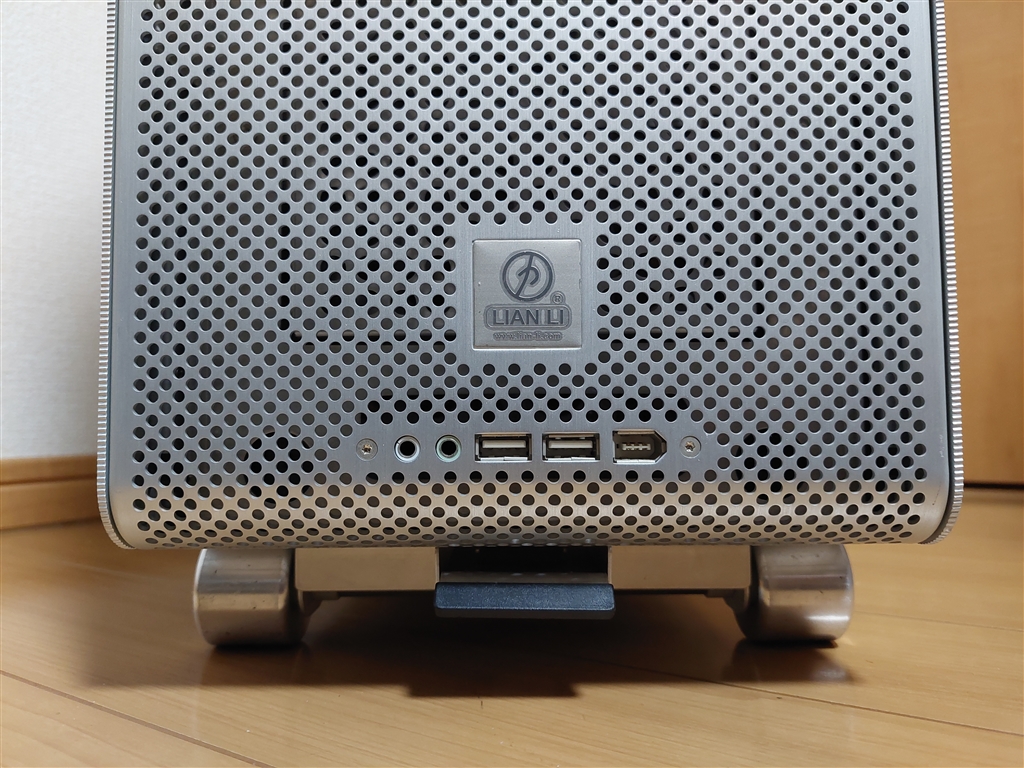 価格.com - 『アルミキャスタは前輪のみロック機構付き。ネジ穴は共通なので前後入れ替えも可能』LIAN LI PC-V2000 只人さんの ...