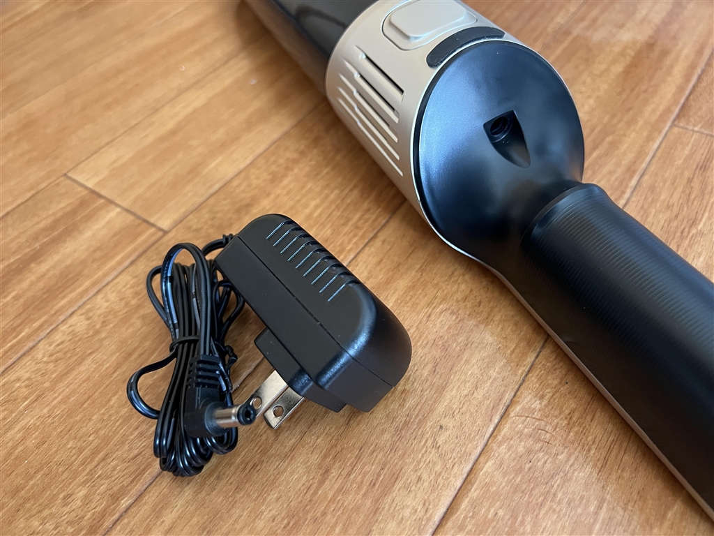 価格.com - 『付属のACアダプターを本体に挿して充電できる』シロカ SV-S271 コヤマタカヒロさんのレビュー・評価投稿画像・写真「コスパに優れた超軽量スティック」[688390]