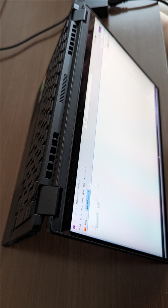 価格.com - 『テントモードの画像。ヒンジ部分に排気口がある。』ASUS ROG Flow X13 GV302XU GV302XU ...