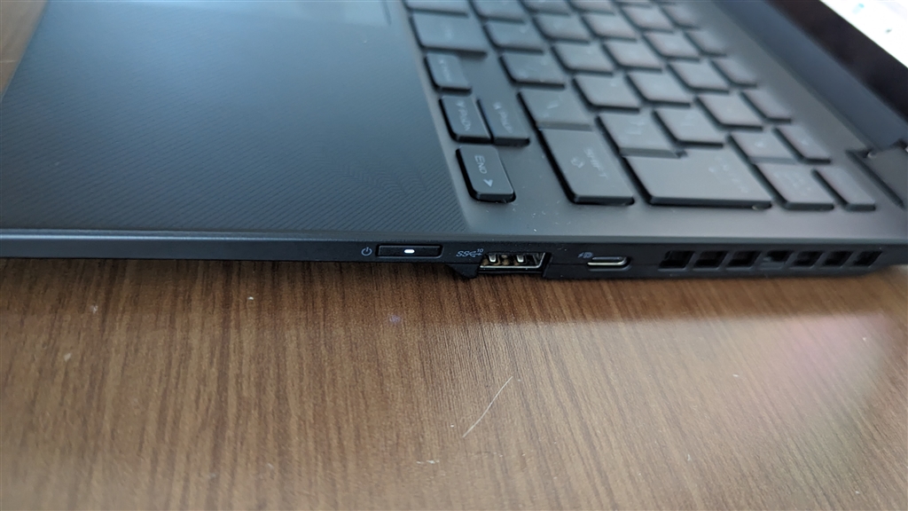 価格.com - 『右側のポート類。背面の隙間はほとんど無い。』ASUS ROG Flow X13 GV302XU GV302XU ...