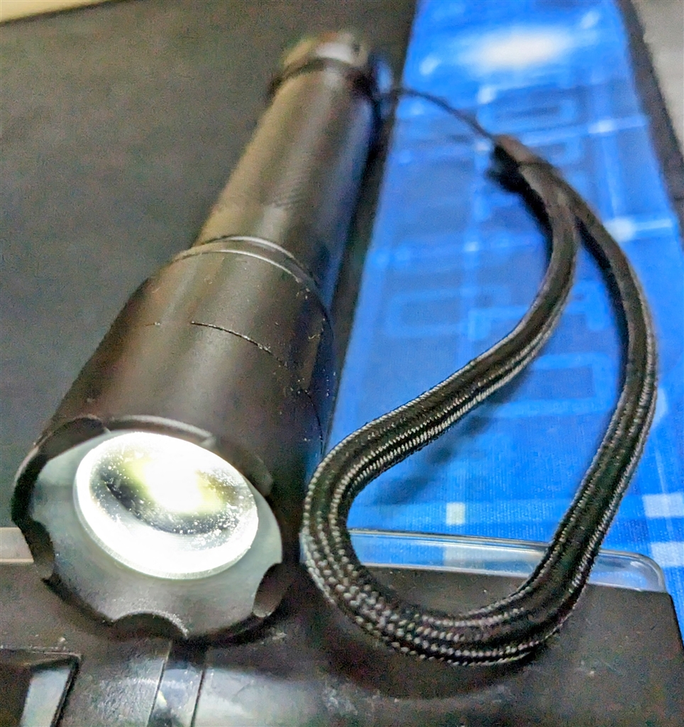 価格.com - 『ガラスに初期傷があった。』ELPA LEDアルミライト DOP-EP520 SOURIREさんのレビュー・評価投稿画像・写真「LEDインジケーターが付いた。」[709501]