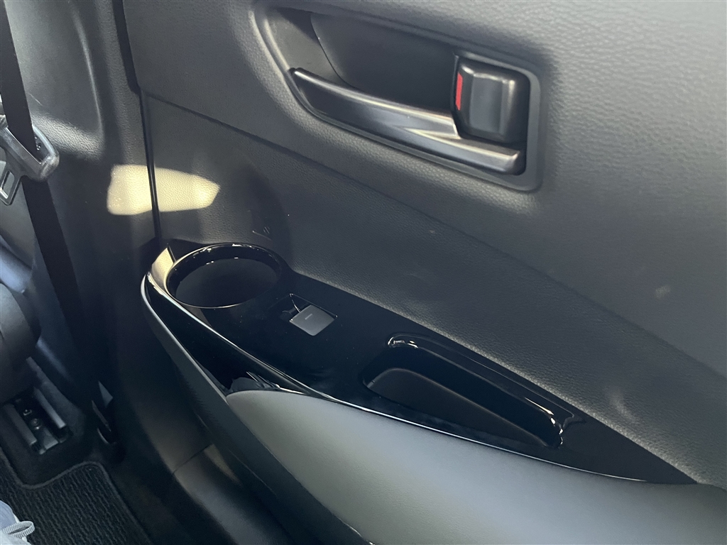 価格.com - 『後席ドリンクホルダー周辺もピアノブラックパネル仕様』トヨタ GRカローラ 2022年モデル あかビー・ケロさんのレビュー ...