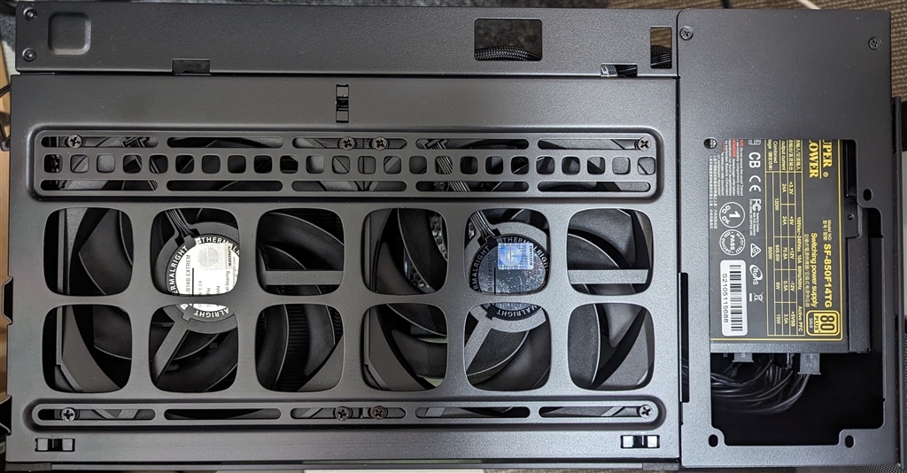 価格.com - 『天面の状態。電源をサイドに吊るしているので横腹が見える。』Geometric Future MODEL 4 ...