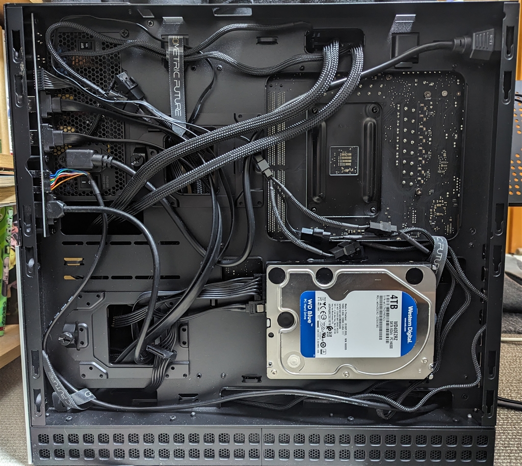 価格.com - 『裏配線。左のフロント方面に電源の廃熱口があるのでケーブルの耐久が若干不安。』Geometric Future MODEL ...