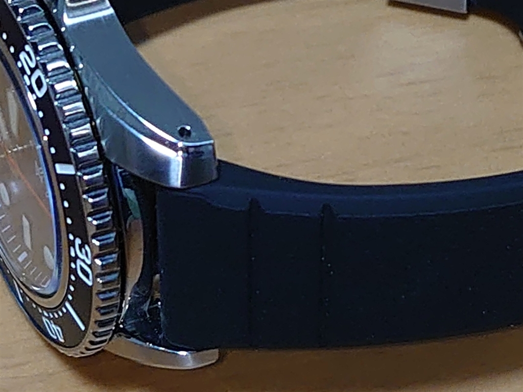 価格.com - 『ラグ部分には小さな穴があります。ベルトはシリコン製ですから、交換も簡単そう。』セイコー プロスペックス ダイバースキューバ ...