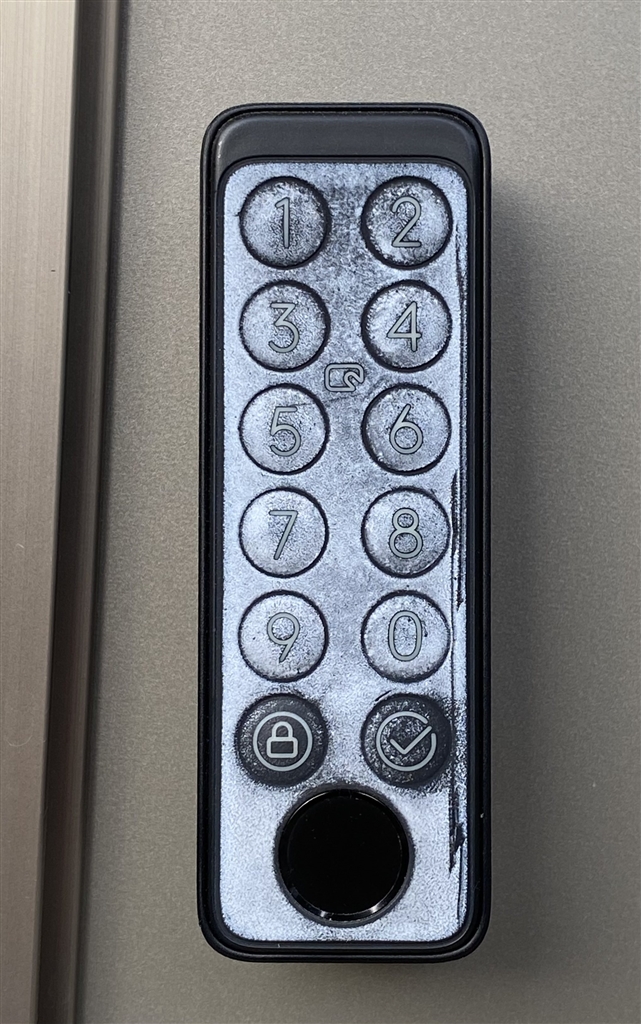 価格.com - 『白化したキーパッド』SwitchBot SwitchBotドアロックProセット W3500002 [ブラック] kyst1969さんのレビュー・評価投稿画像・写真「後付 ...