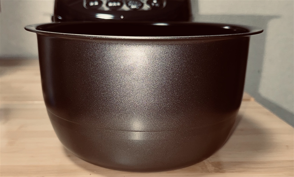 価格.com - 『内釜。1.7mm厚。銘はない。』象印 極め炊き NW-VJ10-BA [ブラック] 多賀一晃さんのレビュー・評価投稿画像・写真「かなり美味しく炊ける。食が進む若い人にお勧め ...