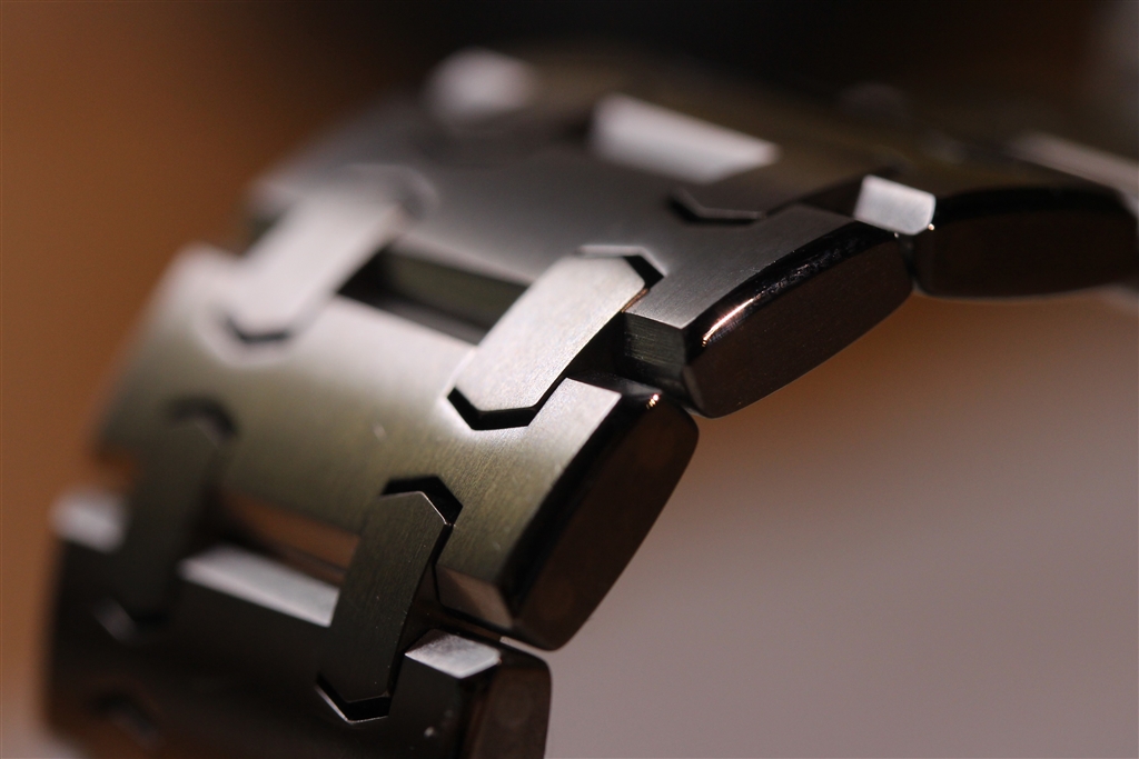 価格.com - 『ブレスレットのつくり込み（ベゼルと同様の六角形の中駒が配されている）』セイコー クレドール ロコモティブ 50周年記念 ...