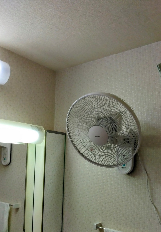 価格.com - 『木の下地を慎重に探知して本体の設置をしました』テクノス KI-DC368 なかのにわさんのレビュー・評価投稿画像・写真「壁掛けDC扇風機として良好」[781280]